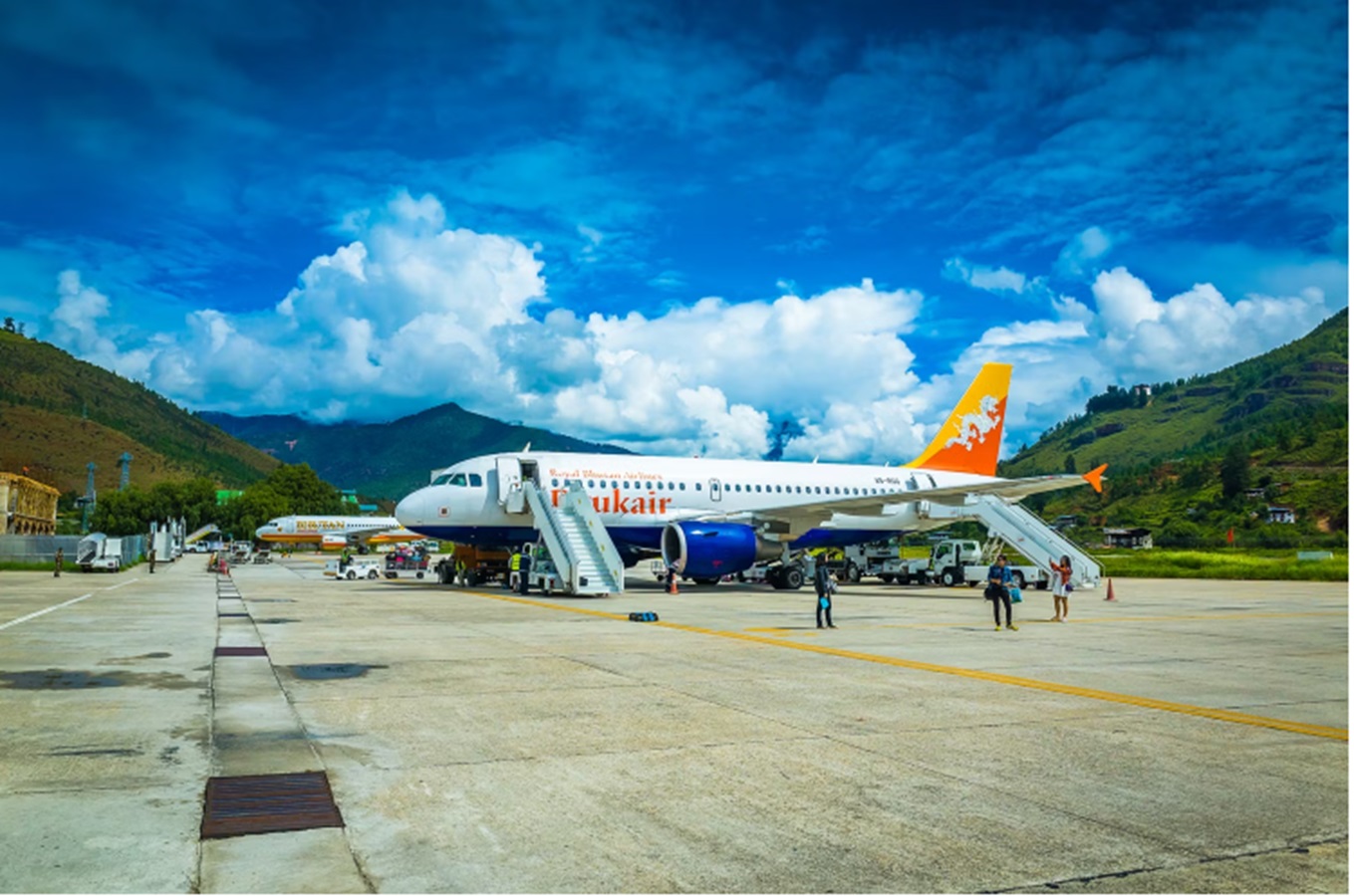 Wings of precision: How elite pilots conquer dangerous descent at ...